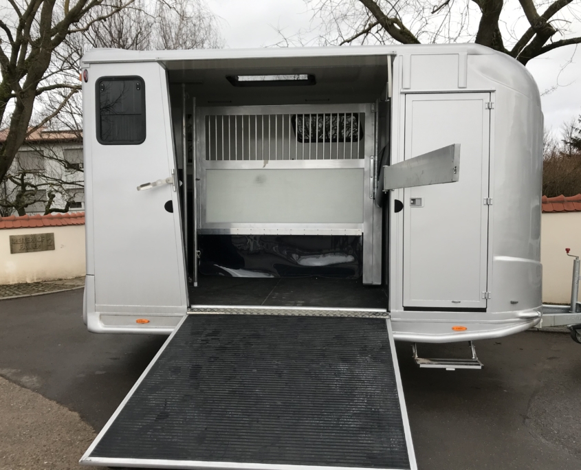 Steinsberger Anka 2 Pferdeanhänger mit Bett - der Faller